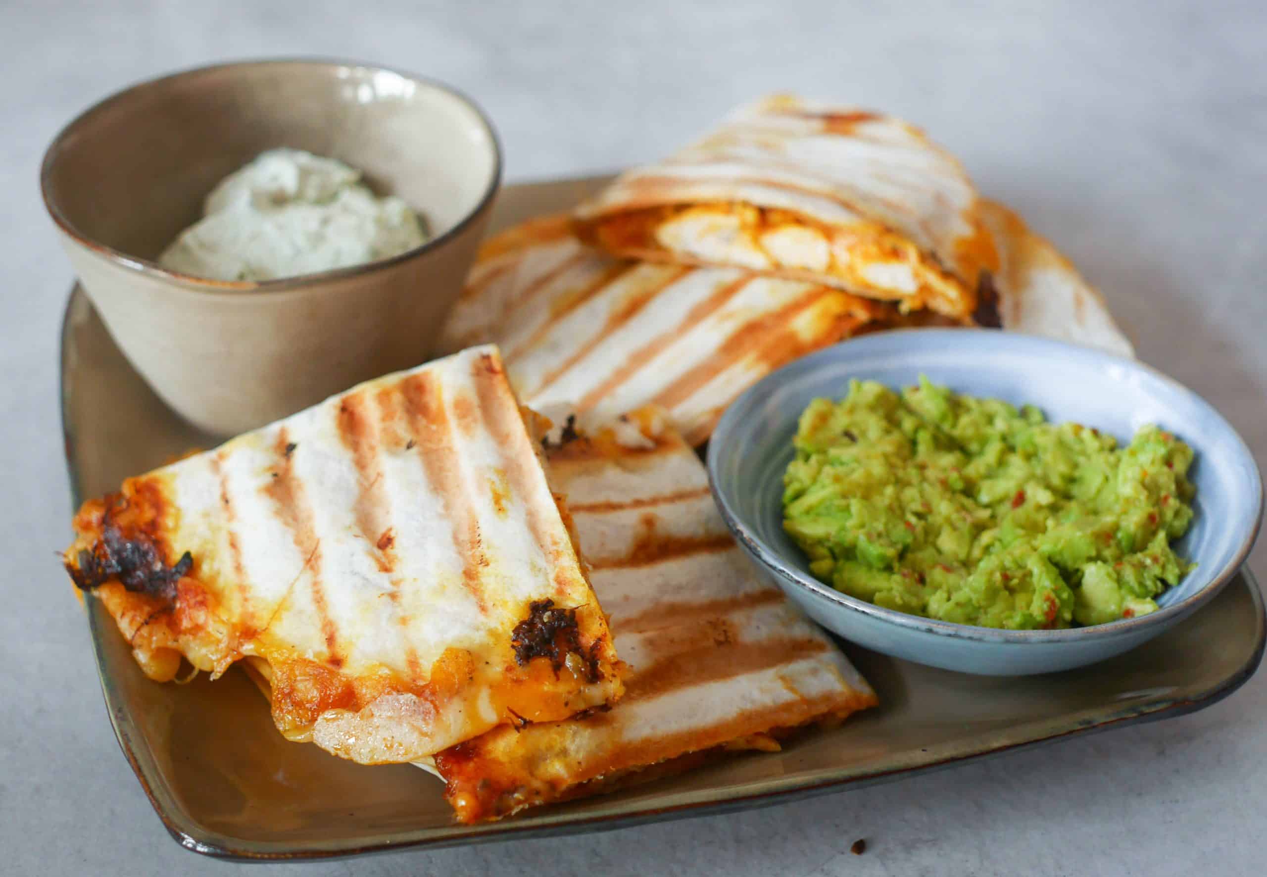 Quesadilla's met kaas, kip, ranch dip en guacamole - Foodaholic.nl