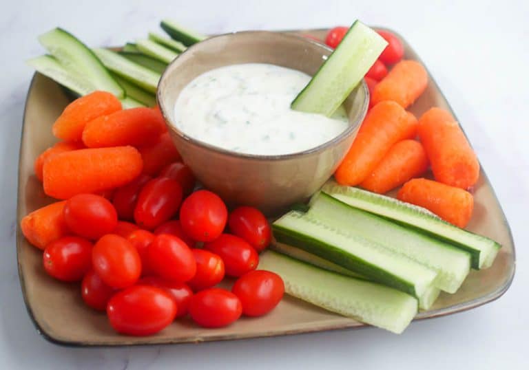 Bieslook knoflook dip voor bij rauwe groenten - Foodaholic.nl