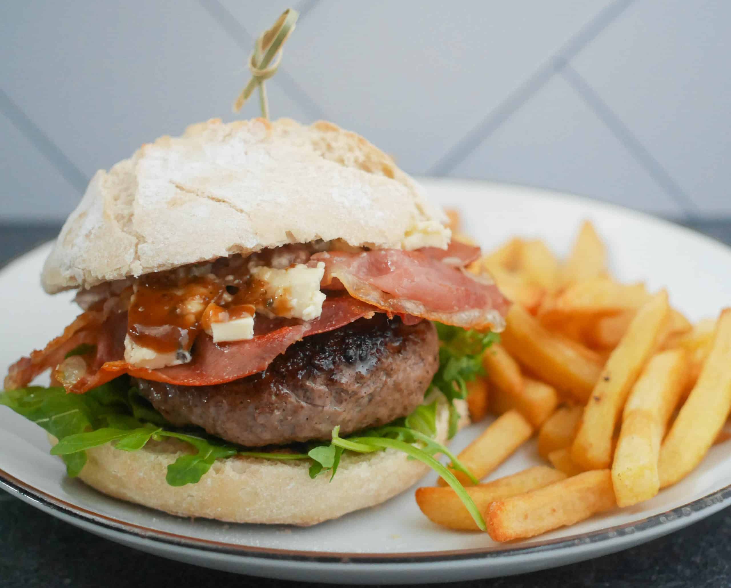 Burger met blauwe kaas, serranoham en vijgenchutney - Foodaholic.nl