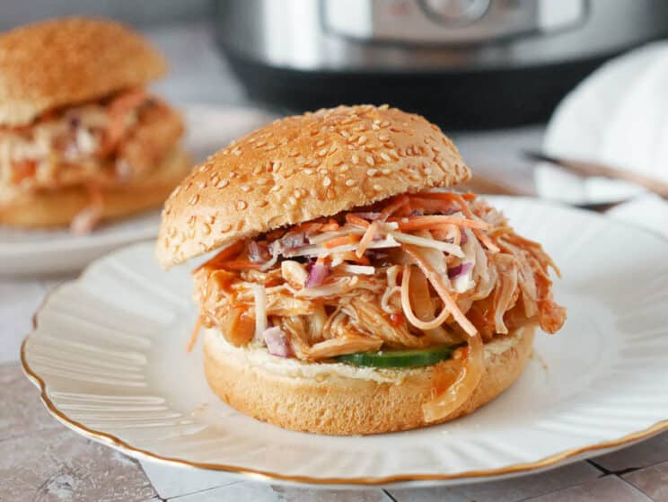 Broodje pulled chicken uit de Instant Pot – Foodaholic.nl
