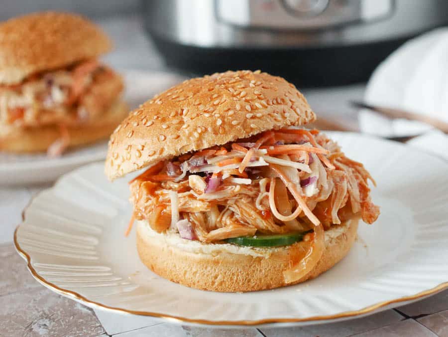 Broodje pulled chicken uit de Instant Pot – Foodaholic.nl