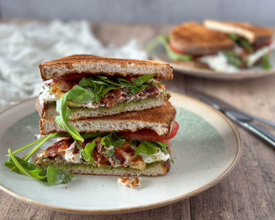 Sandwich met Burrata en pancetta - Foodaholic.nl